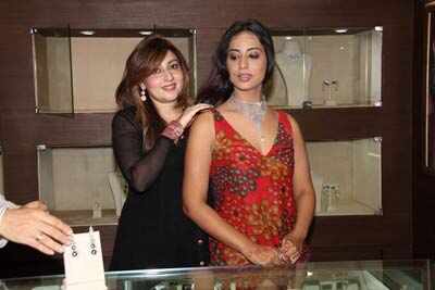 Archana Kochhar and Mahie Gill during Giantti event in Mumbai ...