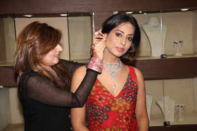 Archana Kochhar and Mahie Gill during Giantti event in Mumbai ...