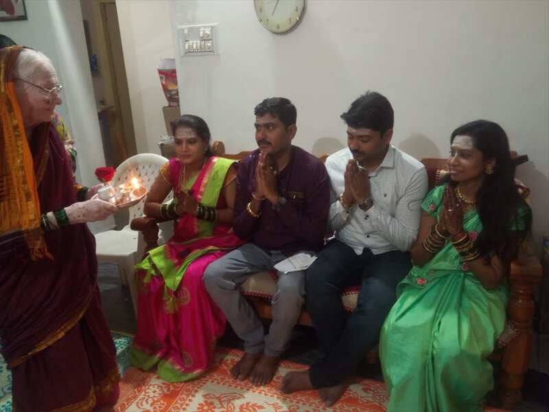 Equality reigns: Brides tie mangalsutra on grooms in inter-caste ...