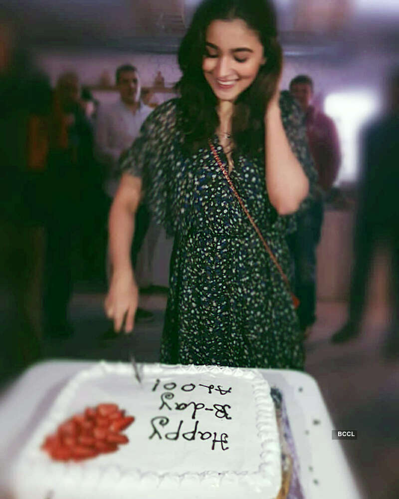 Alia Bhatt celebrates birthday with beau Ranbir Kapoor and BFFs in ...