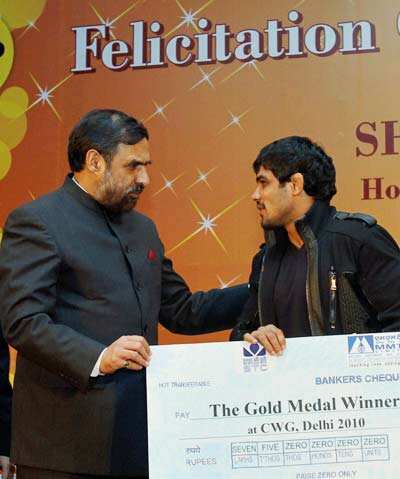 Commerce and Industry Minister Anand Sharma felicitates boxer Suranjoy ...
