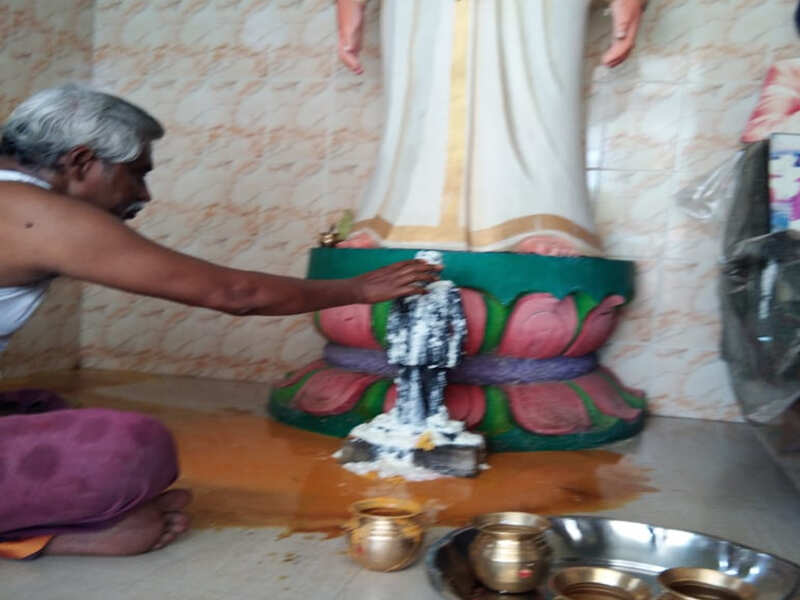 Lord MGR bridges political divide in Tiruvallur temple | Chennai News ...