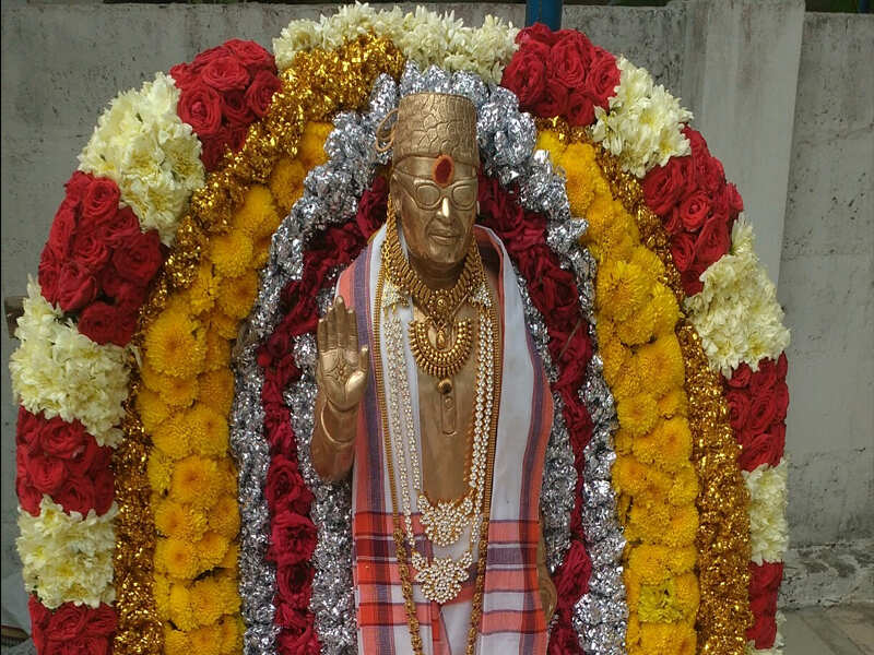 Lord MGR bridges political divide in Tiruvallur temple | Chennai News ...