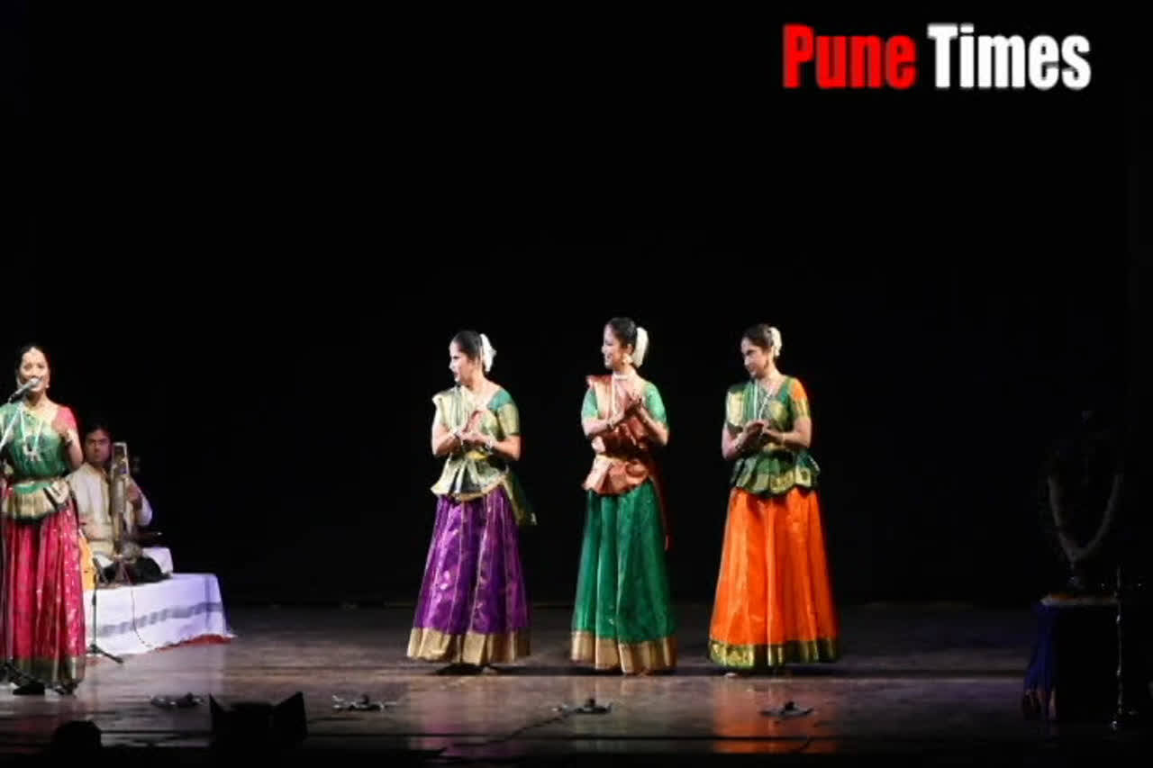 A dancer from troupe explaning what piece they are performing