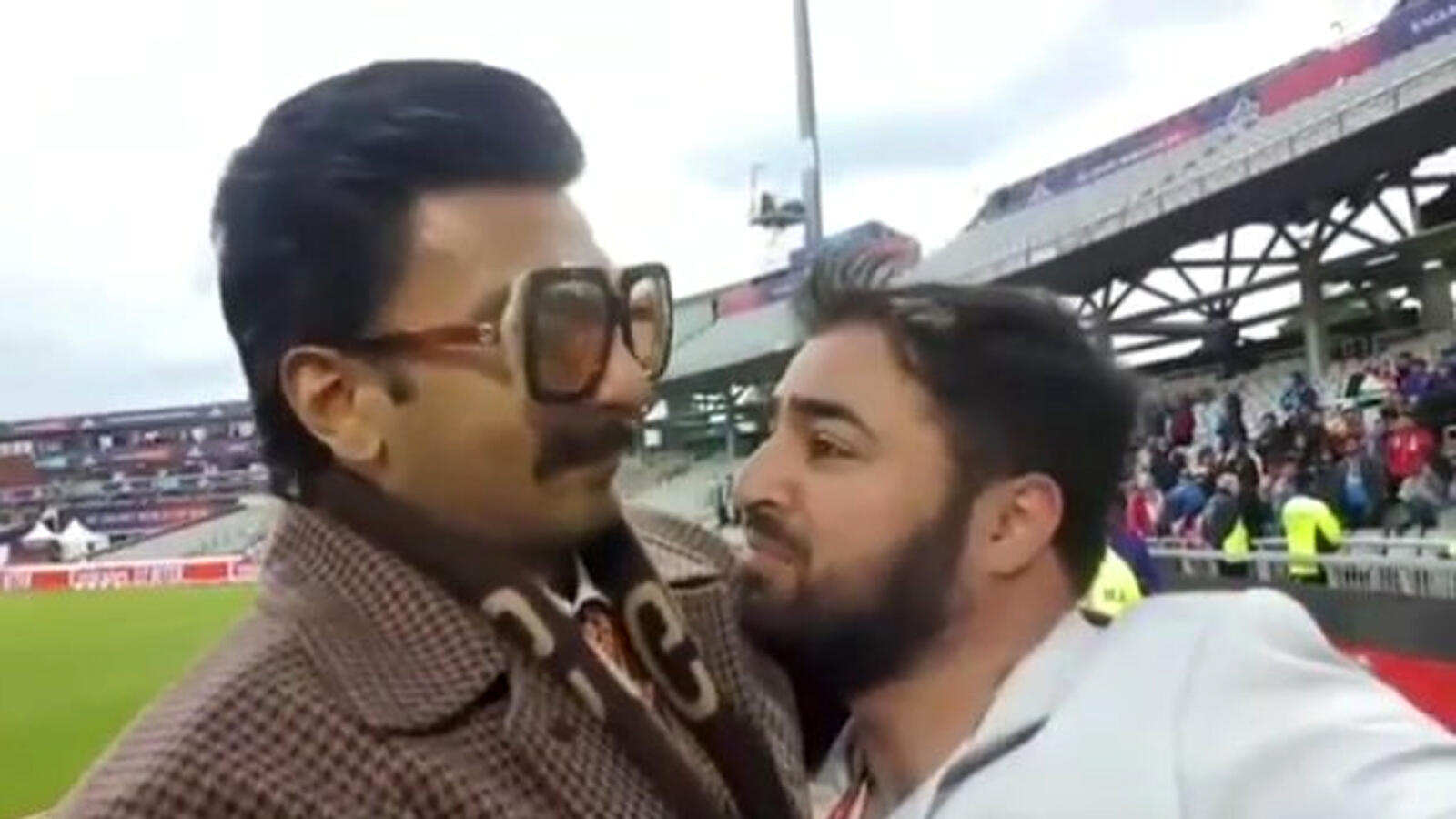 Ranveer Singh hugs and consoles a crying Pakistani fan after India's ...