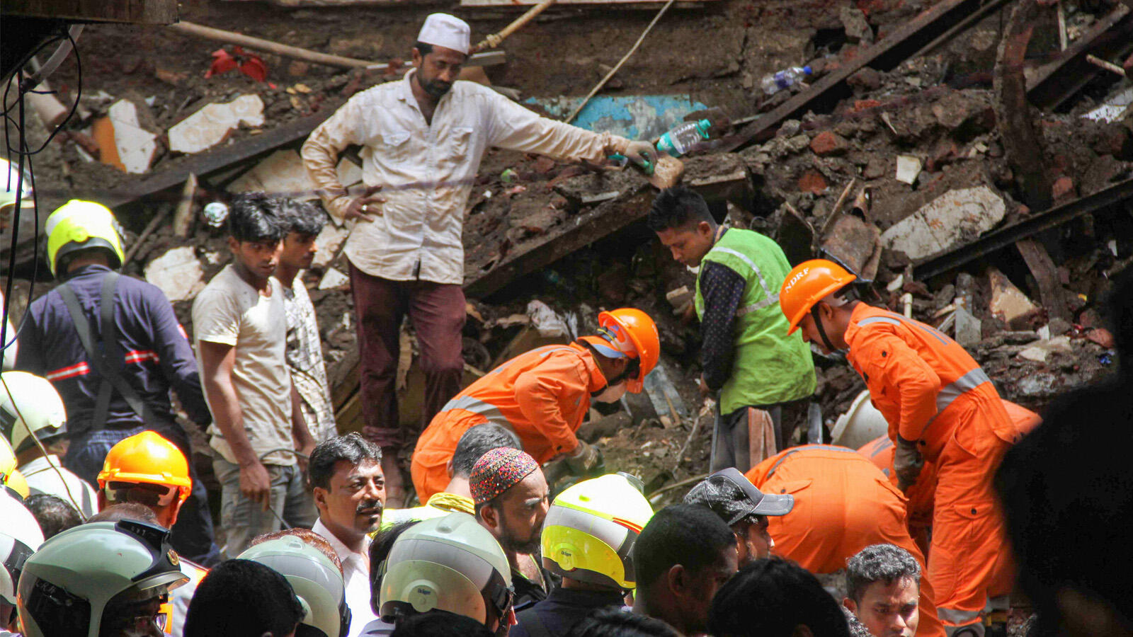 Dongri building collapse: Gut-wrenching visuals appear during rescue ...