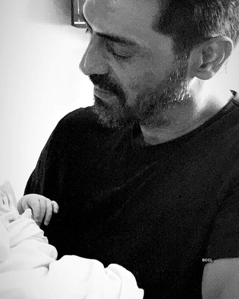 Pictures of Arjun Rampal flaunting his new look in platinum blonde hair ...