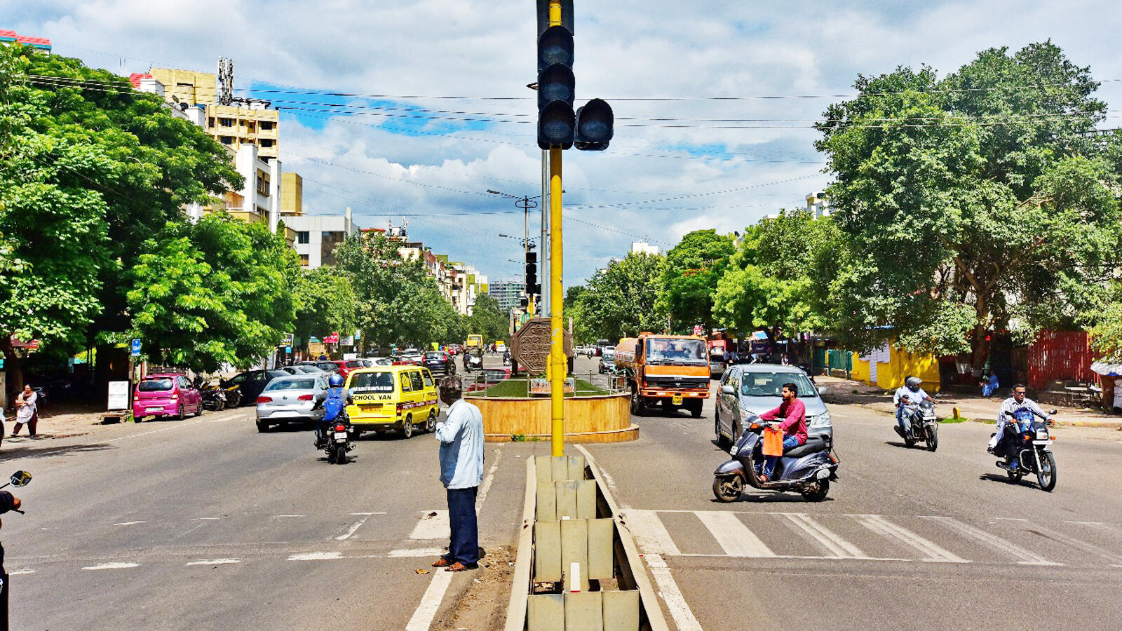 Pune: Traffic signals lying defunct at various places, chaos at major ...