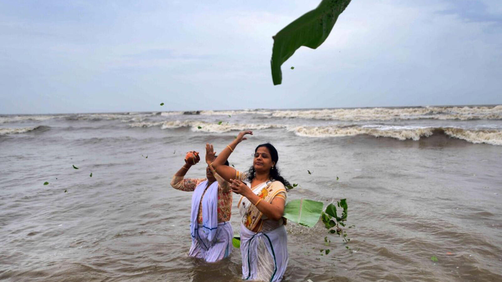 Hindu Malayali devotees perform 'Bali Tharpanam' ceremony on the shores ...