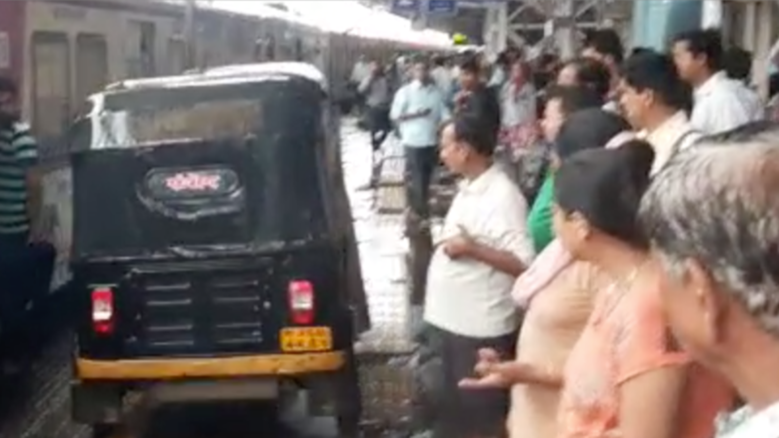 Mumbai: Auto driver from viral video of Virar platform arrested ...