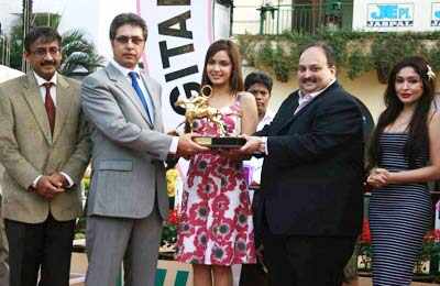 (L-R) Shazahn Padamsee, Mehul Choksi and Vivek Jain at Giantti race at ...