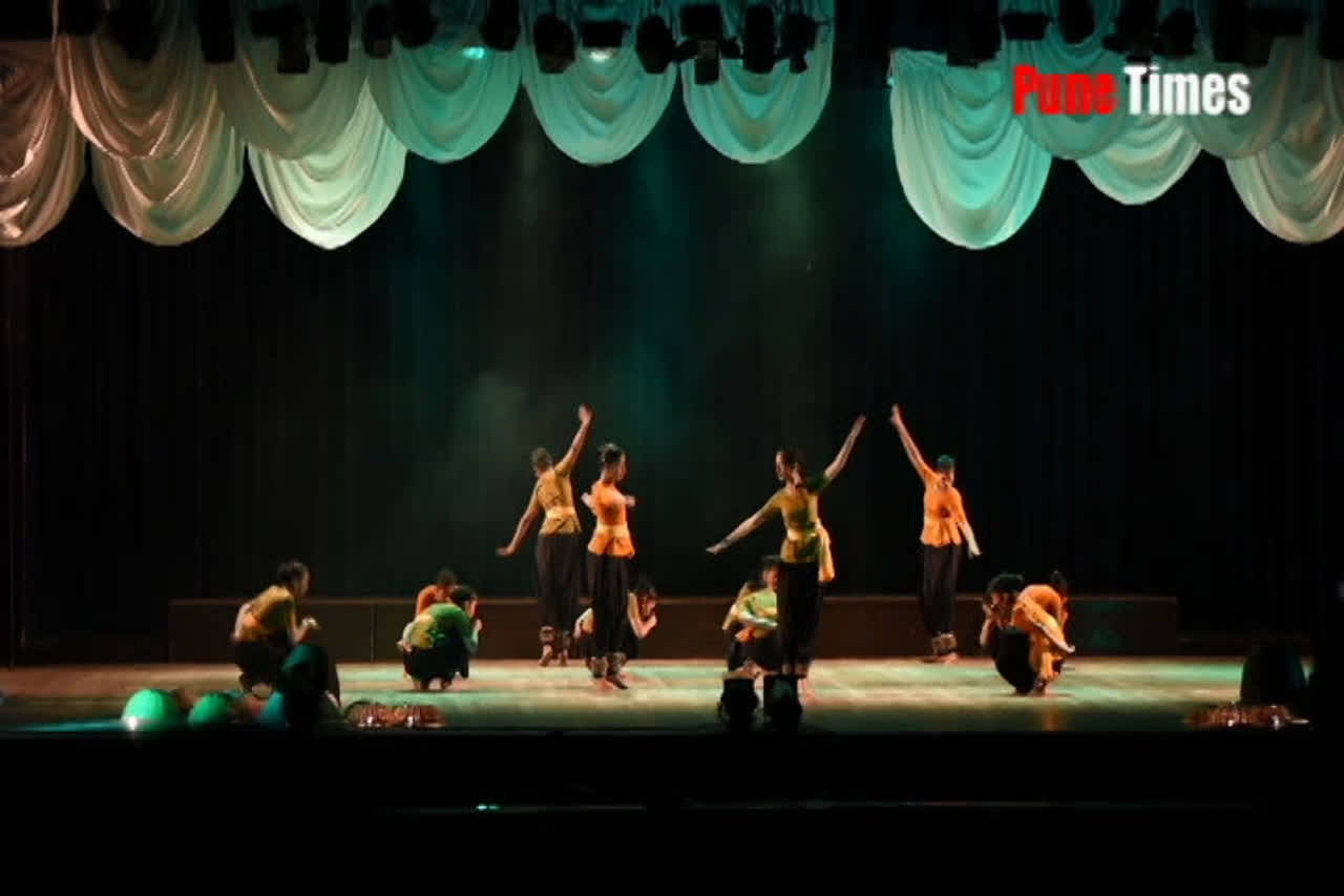 a dance performance to show Unity is a strenth