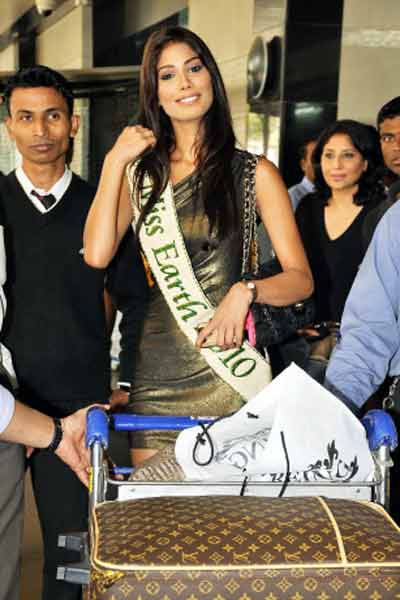 'Miss Earth 2010' Nicole Faria returns home after winning the title.