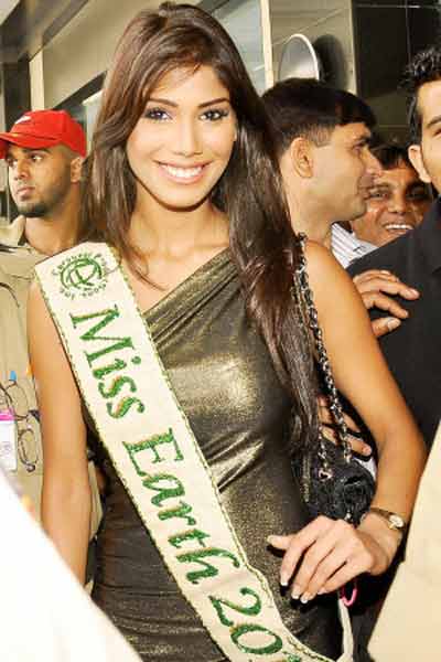 'Miss Earth 2010' Nicole Faria returns home after winning the title.