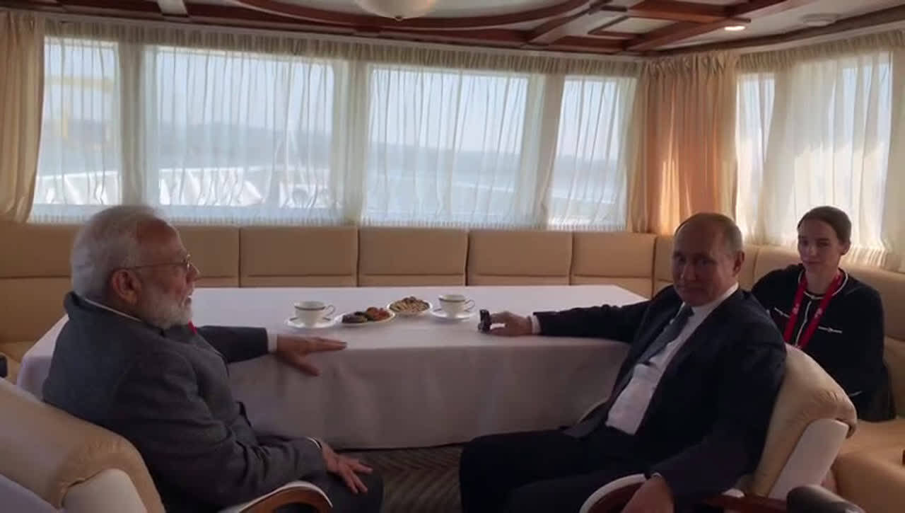 PM Narendra Modi and President Putin on the way to the Zvezda shipyard