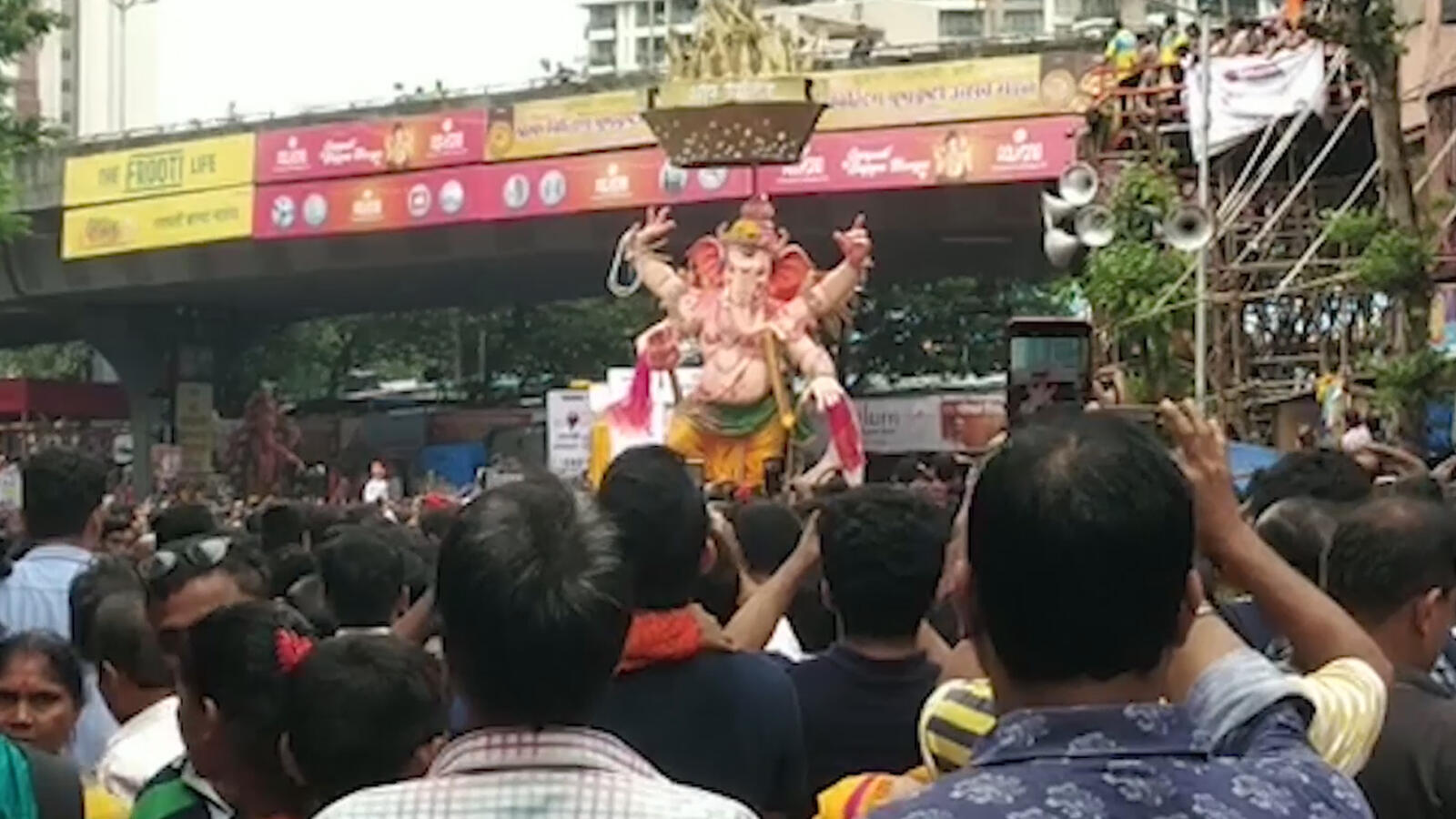 Mumbaikars bid farewell to Ganpati Bappa