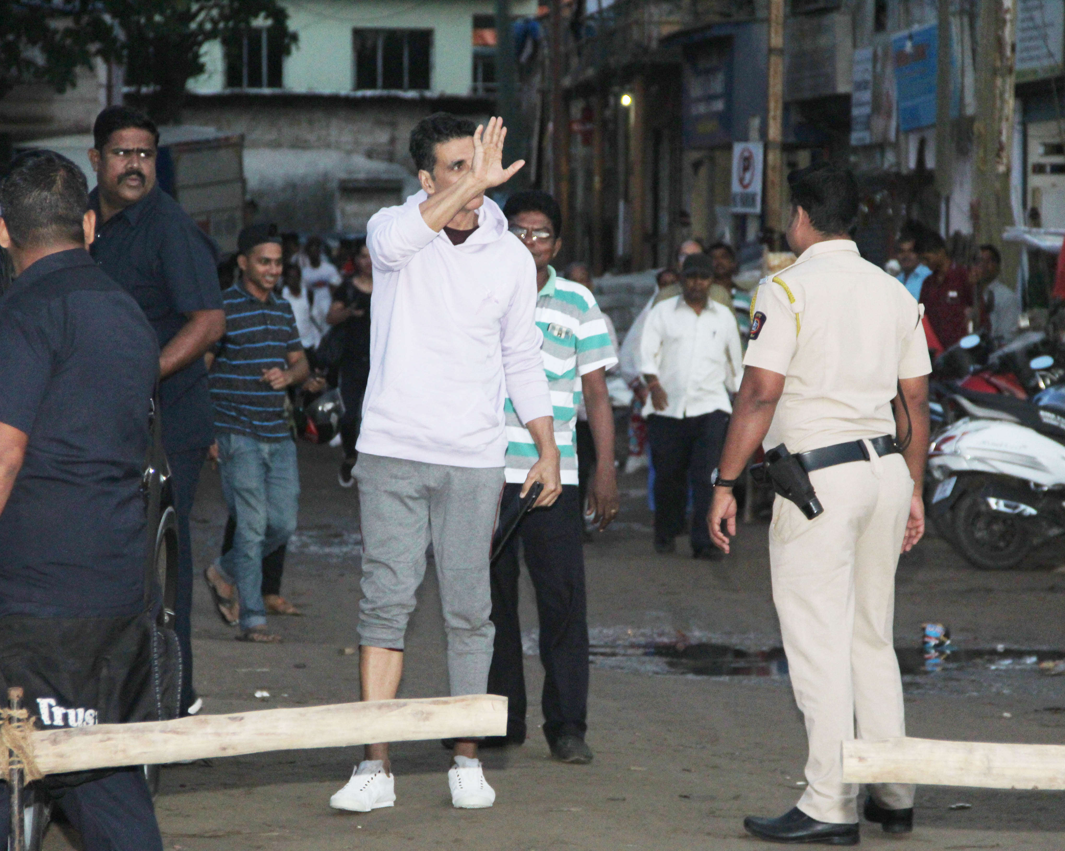 Akshay Kumar is all smiles as he gets snapped in the city; see photos ...