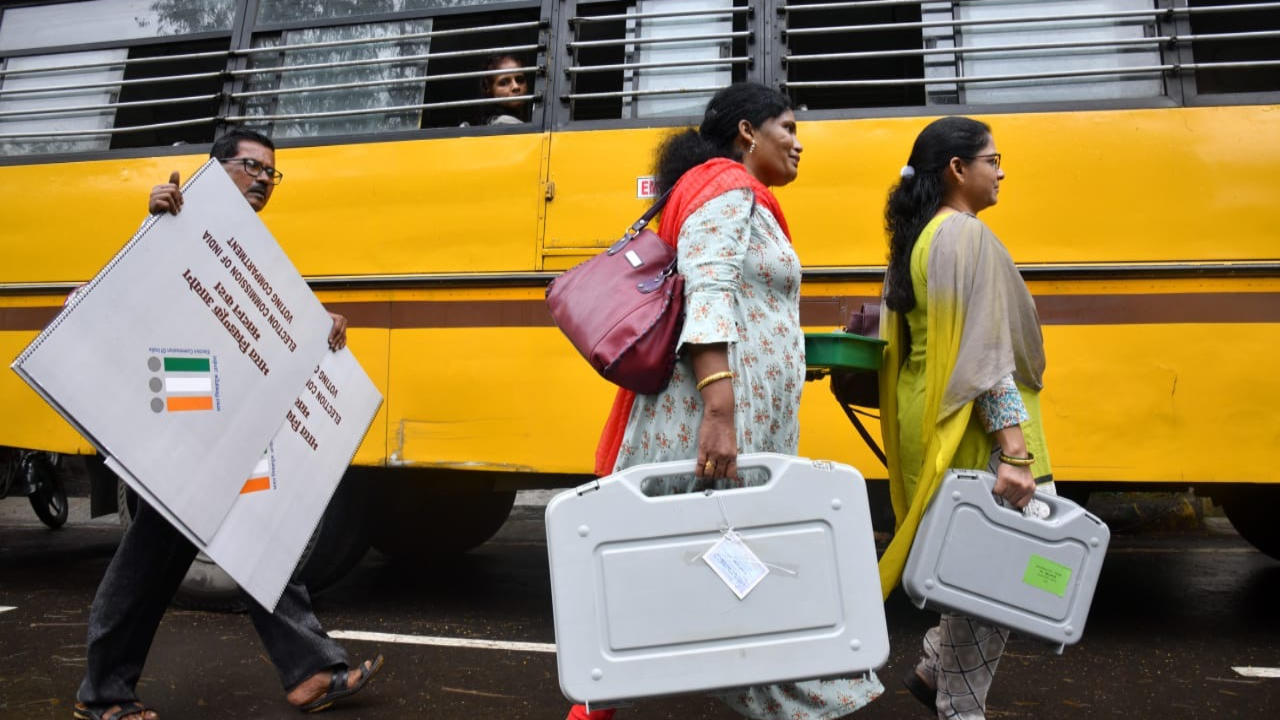 Maharashtra elections: EC officials distributed EVM and VVPAT machine ...