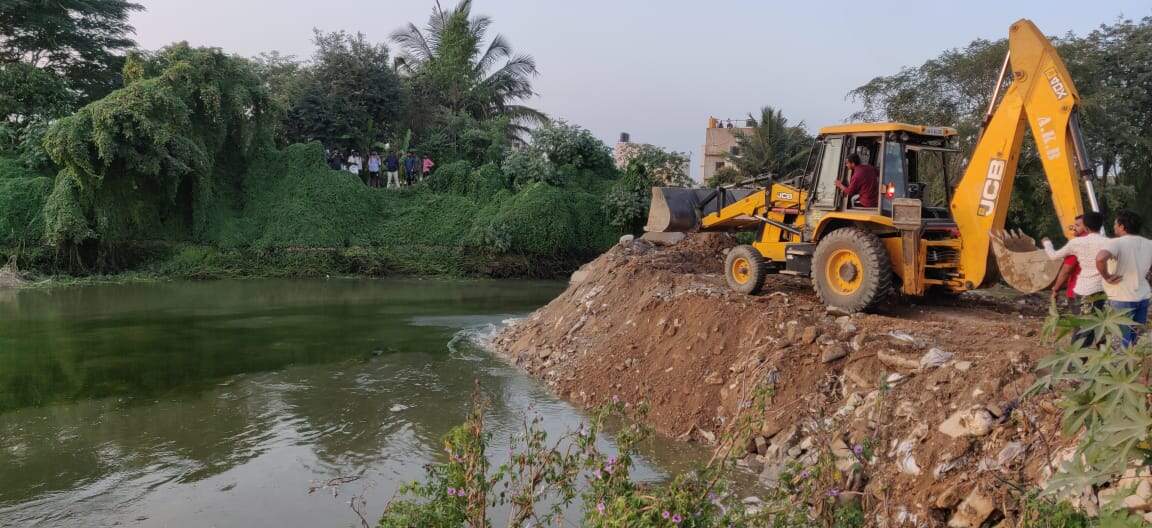 Hulimavu Lake breach photos: BTM Layout residents panic after their ...