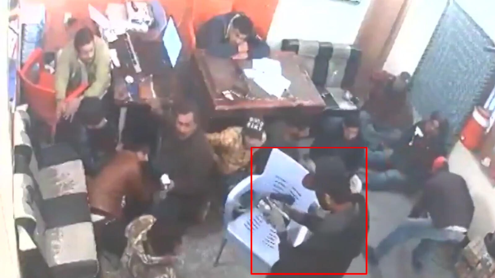 Watch: Day-light robbery caught on camera in Lahore, Pakistan