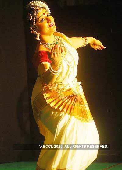 Usha Suresh Balaji performs Photogallery - ETimes
