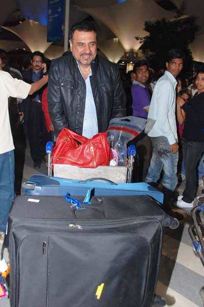 Akshay Oberoi snapped at Mumbai airport on January 15, 2011 - Photogallery