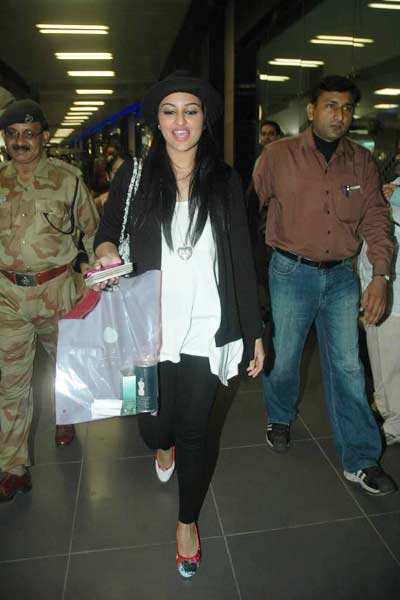 Poonam Sinha snapped at Mumbai airport on January 15, 2011 - Photogallery