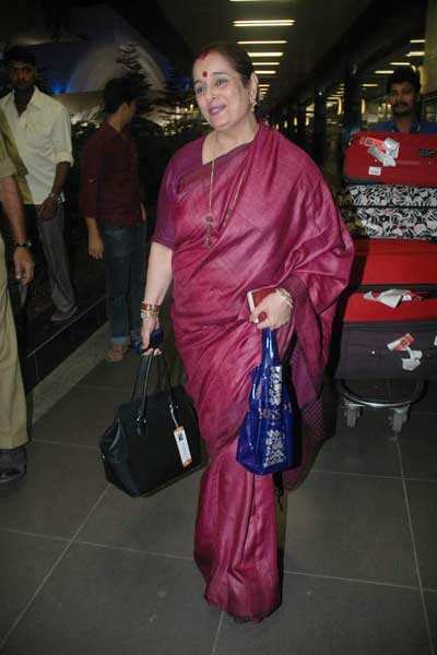 Poonam Sinha snapped at Mumbai airport on January 15, 2011 - Photogallery