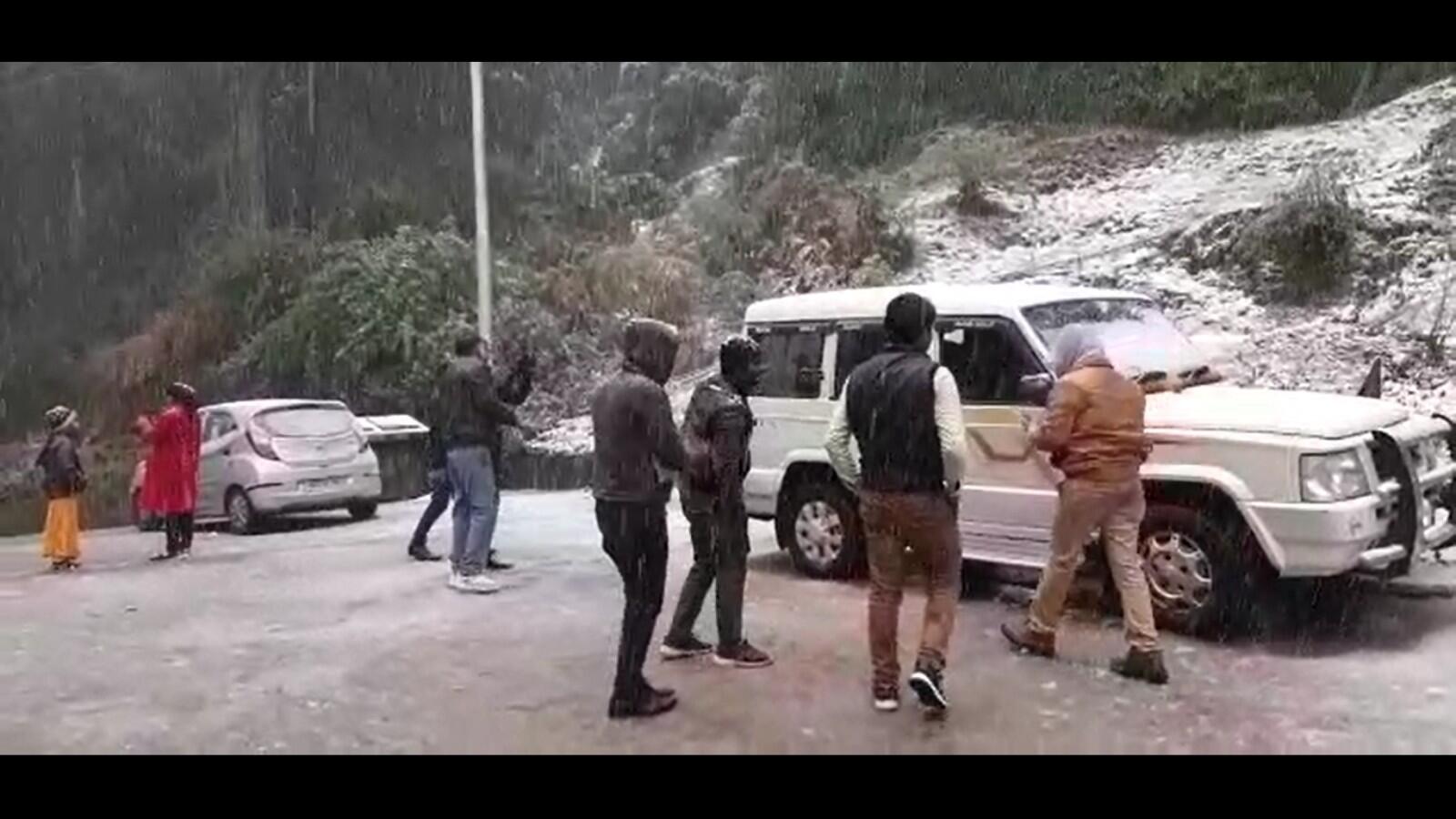 Watch: Mussoorie witnesses heavy snowfall as tourists enjoy winter