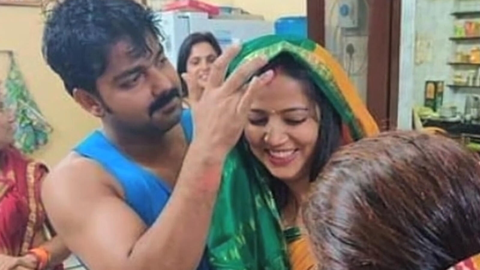 Bhojpuri star Pawan Singh’s picture with wife Jyoti Singh goes viral
