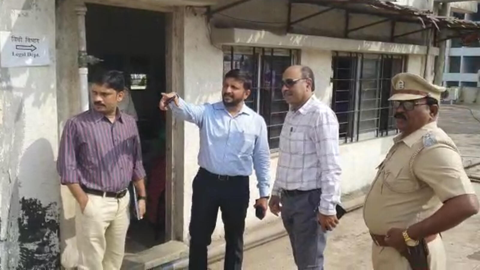 KDMC chief makes surprise visit to headquarters to check punctuality of ...