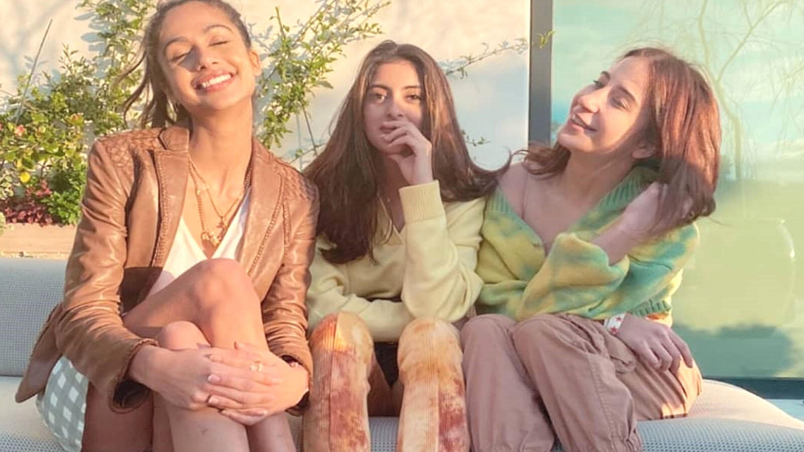 Navya Naveli Nanda spends a fun day with her girl gang, looks pretty as ...