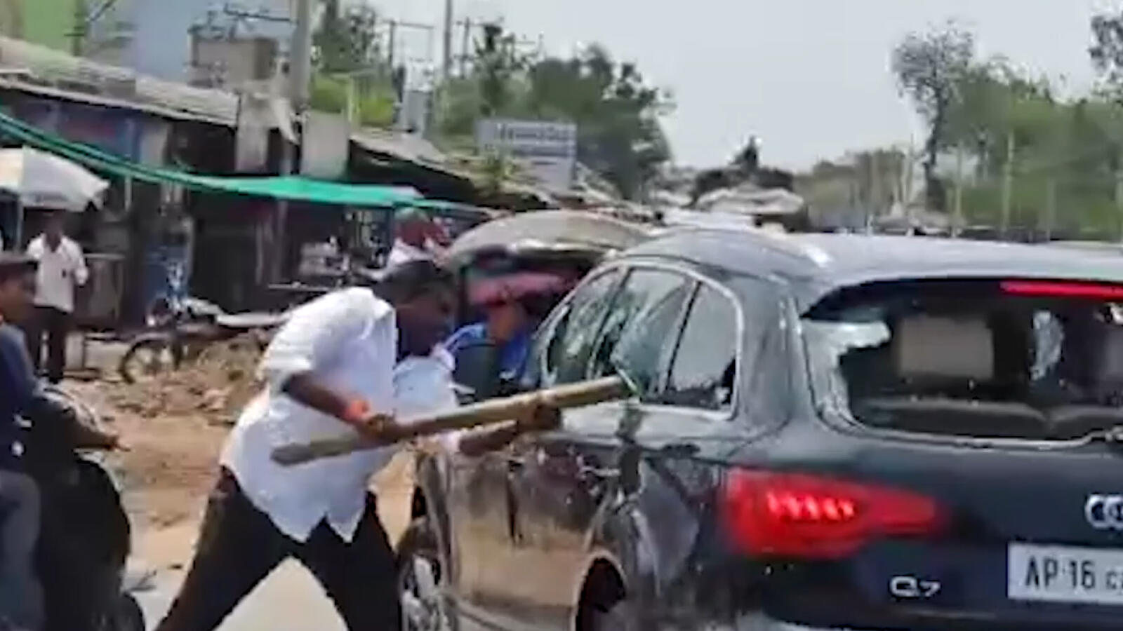 AP: YSRCP workers attack TDP leaders in Macherla town of Guntur district