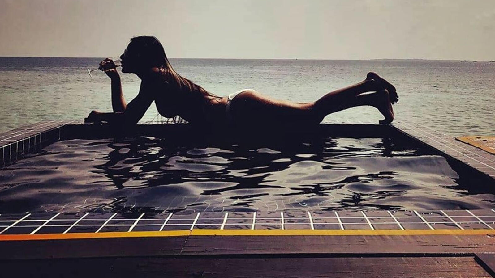 Nia Sharma daydreams of a beachy vacation amid coronavirus lockdown ...