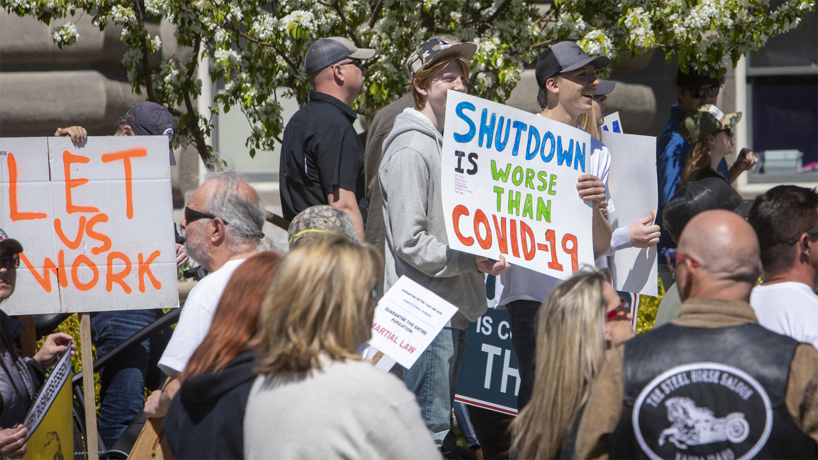 Covid-19: Idaho residents protest stay-at-home order
