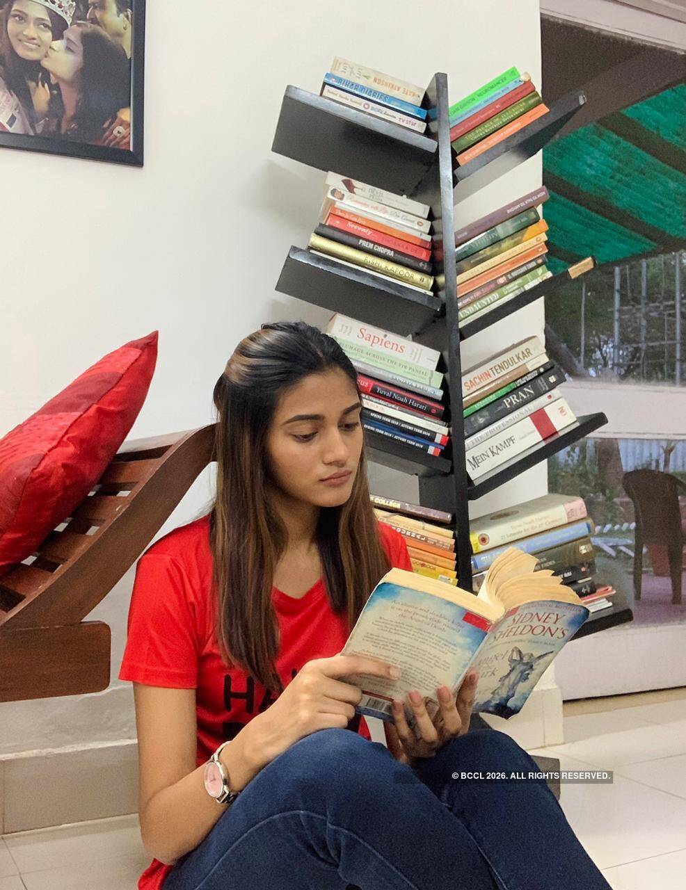 Beauty queens with their favorite books, what’s yours?