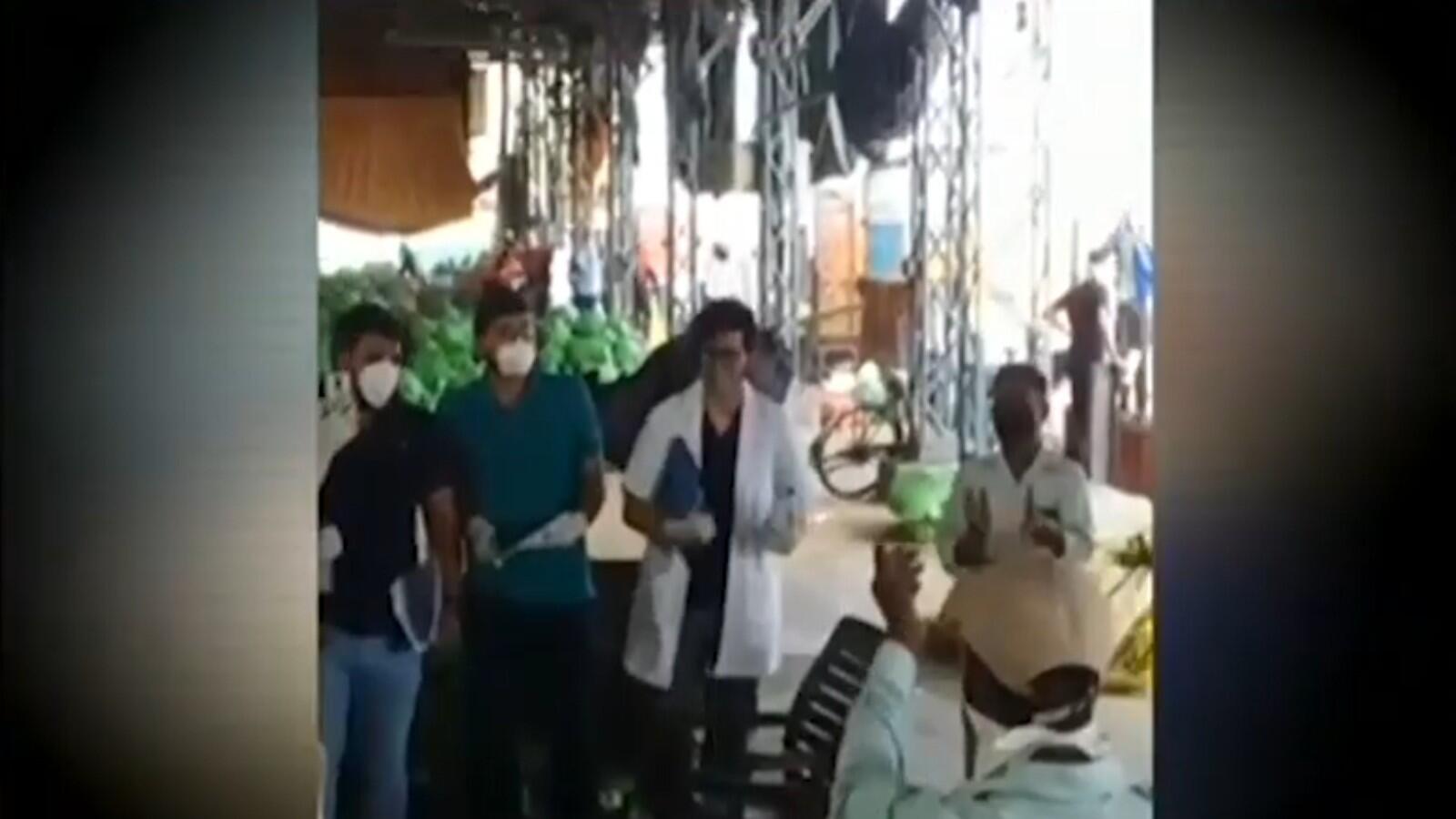 Traders thank corona warriors at Azadpur Mandi with flowers and applause