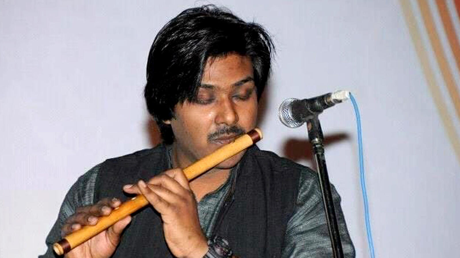 Flautist Paras Nath pays a musical tribute to late Rishi Kapoor and Irrfan
