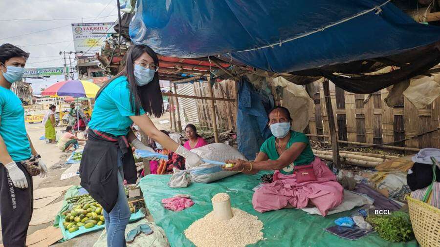 Indian beauty queen's initiative to distribute masks amidst pandemic