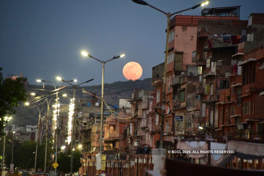 A view of super Moon in the sky at Ramganj Bazar in Jaipur - Photogallery