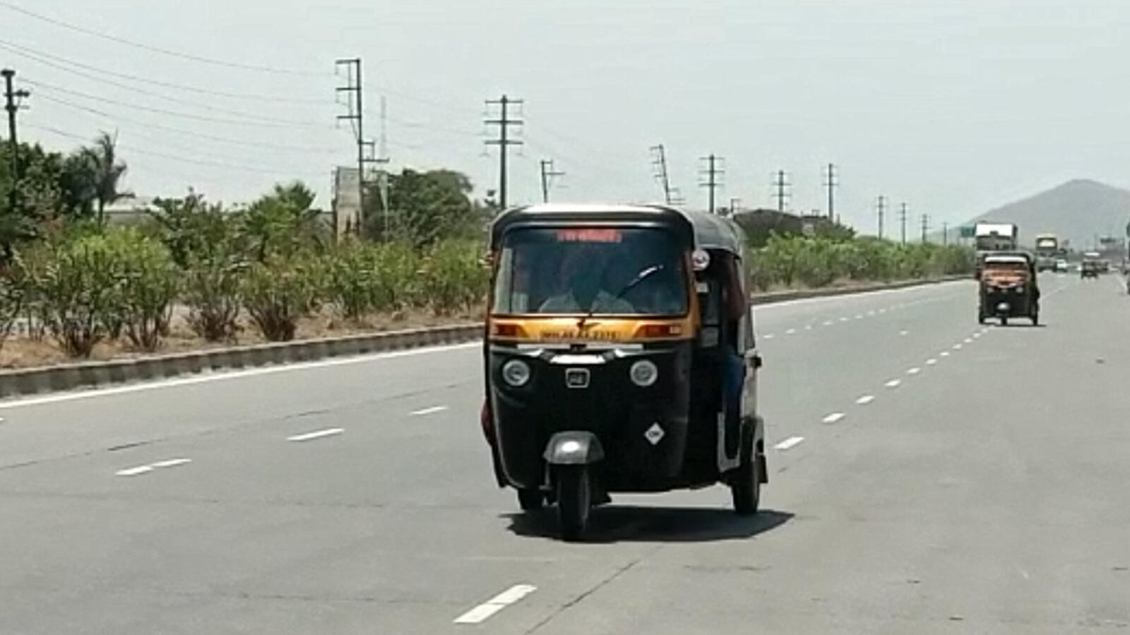 Lockdown: With family Mumbai auto drivers take road to reach home in UP