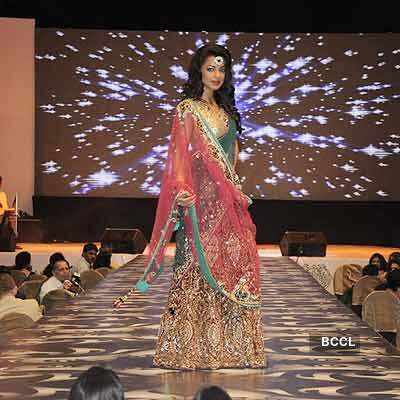 Mugdha Godse showcases designer Vikram Phadnis's creation during HDIL ...
