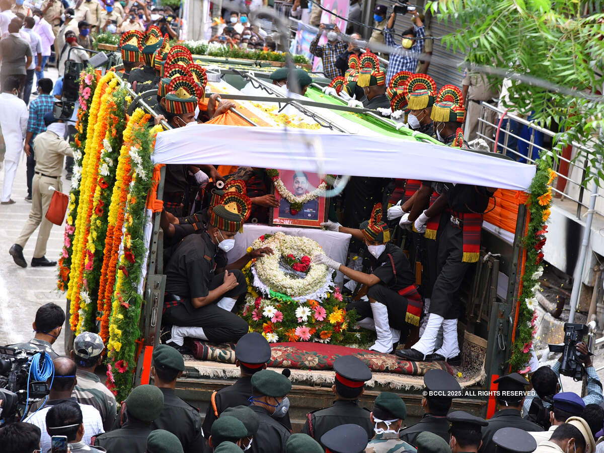 Thousands bid tearful adieu to Galwan Valley martyr Colonel Santosh ... Thousands bid tearful adieu to Galwan Valley martyr Colonel Santosh ...