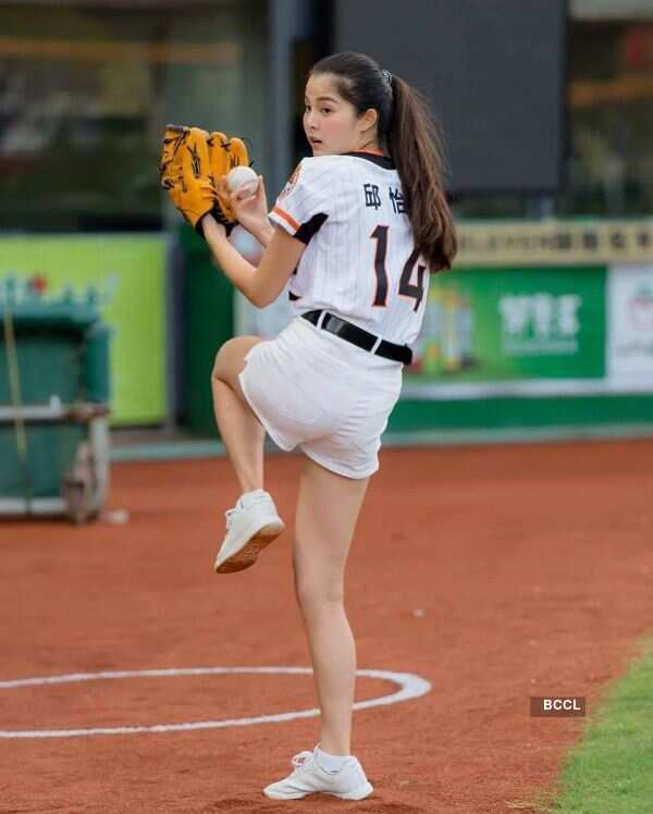 Beauty queen throws the first pitch at a baseball league, resumed after ...