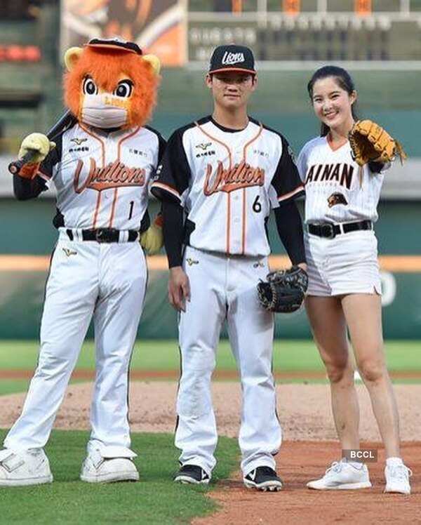 Beauty queen throws the first pitch at a baseball league, resumed after ...