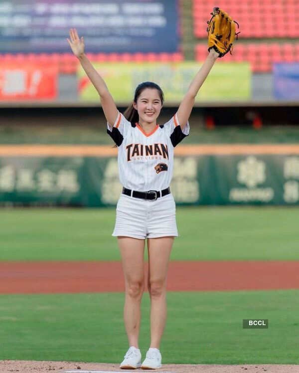 Beauty queen throws the first pitch at a baseball league, resumed after ...