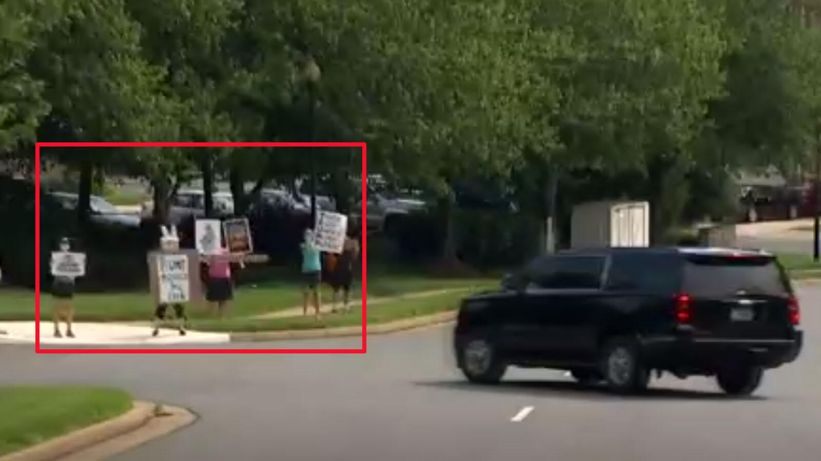 US: Trump met with protest as he arrives at golf club