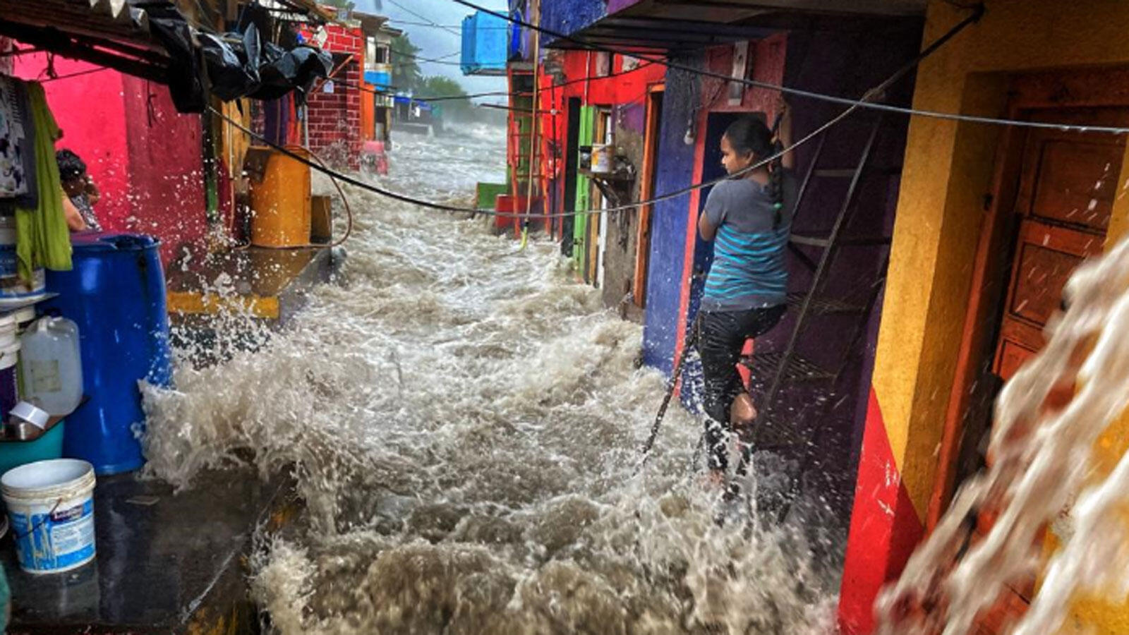 Mumbai: High tide hits Bandra slum amid heavy rains