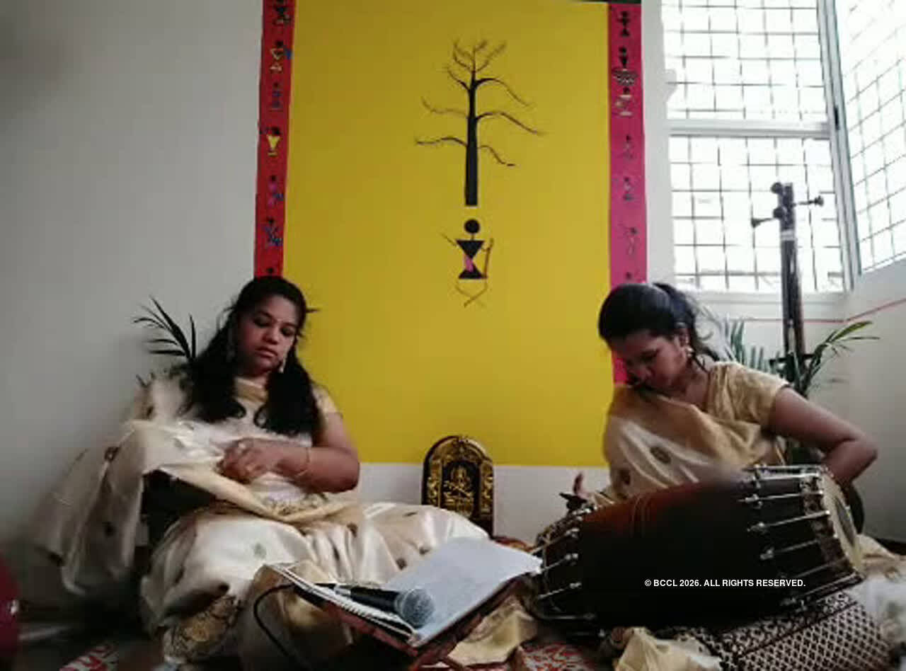 Singer Krithika Sreenivasan performs along with sister Deepika