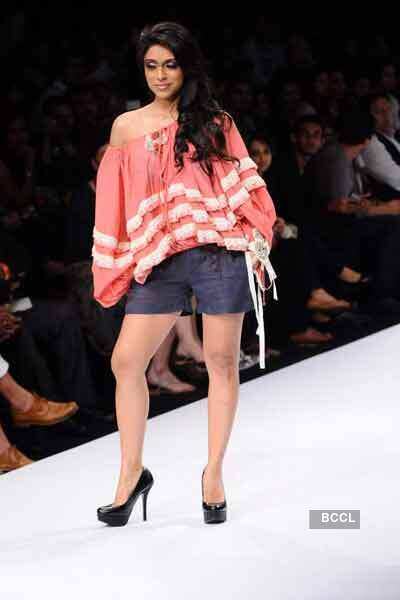 A model showcases a creation by designer Pallavi Mohan (R) on final day ...